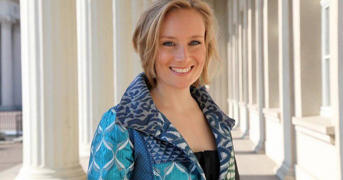 Hun synger nytåret ind med muntre arier