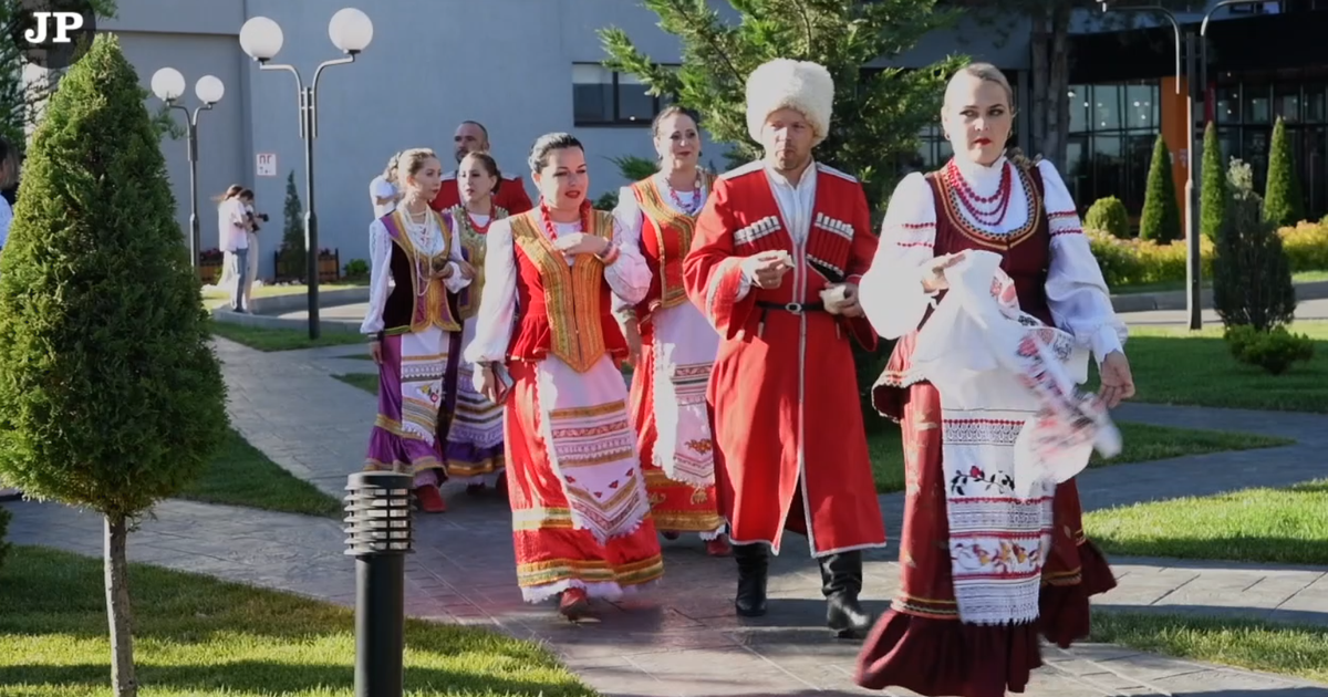 Video: Det danske landshold er ankommet til fest og folkedans i Rusland