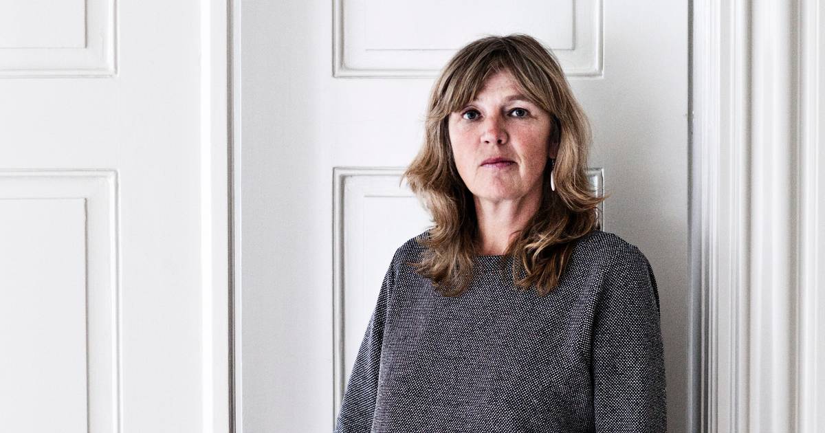 Med let hånd om det svære - Jyllands-Posten