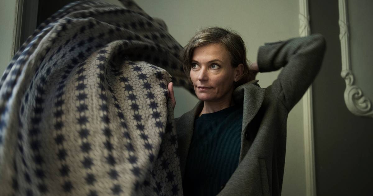 Hun har skrevet en barsk roman om et barn af en kinesisk tryllekunstner ... Hun har skrevet en barsk roman om et barn af en kinesisk tryllekunstner ...