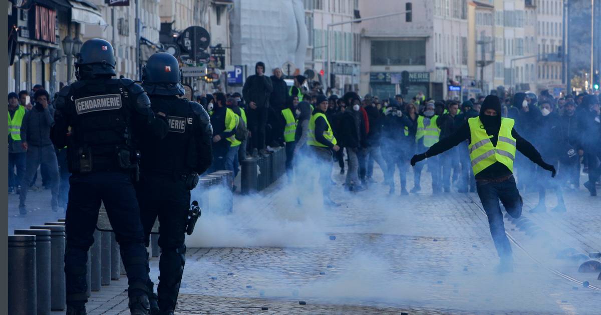 Macron vil bryde tavsheden i krisen om de gule veste