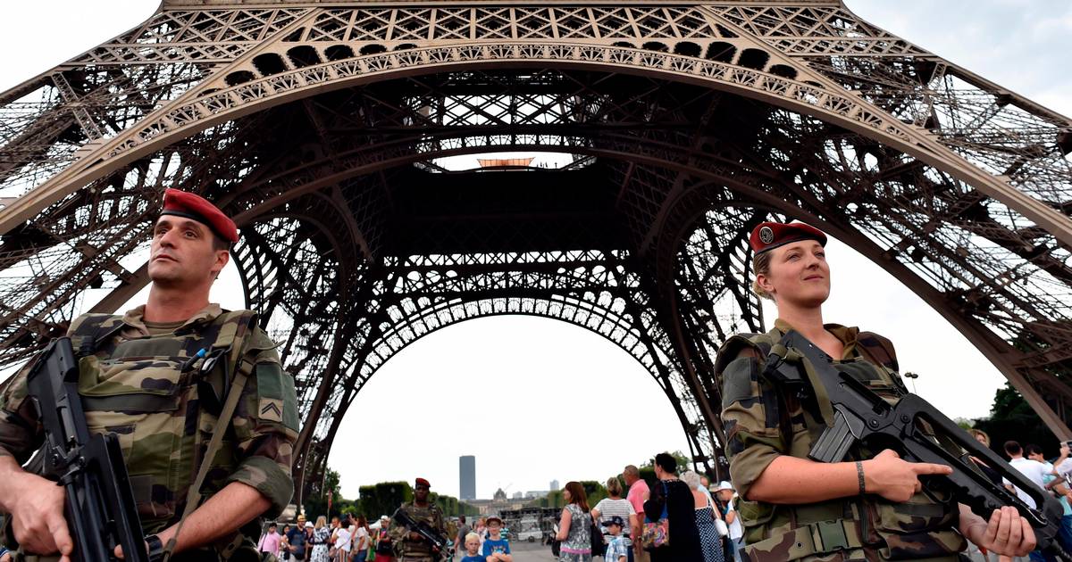 Macron tager militæret i brug mod de gule veste - de må bruge våben ...