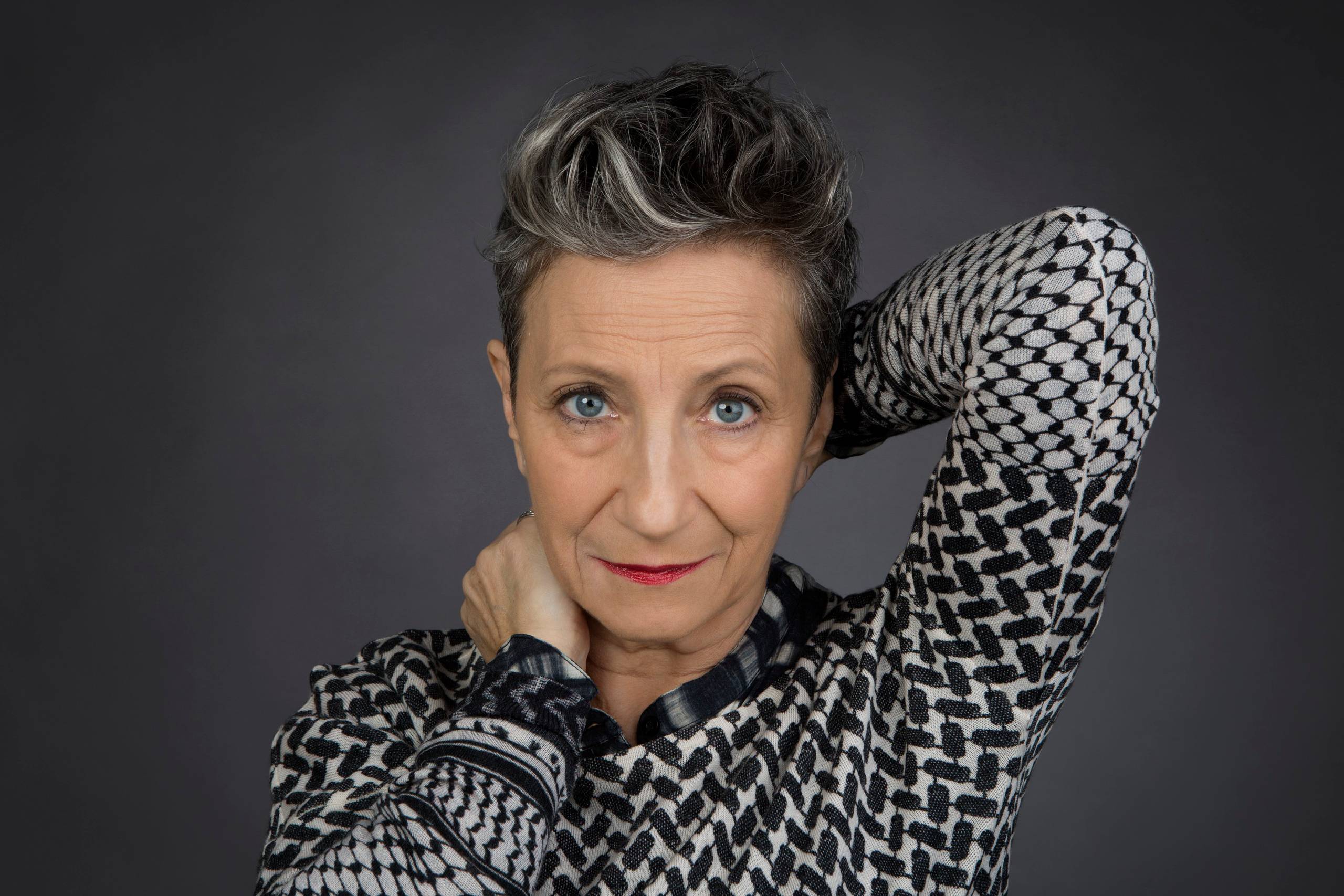 Hun omsætter tidens temaer til teater - Jyllands-Posten