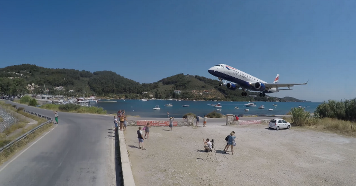 Flyene flyver lige over hovedet på turister - Jyllands-Posten