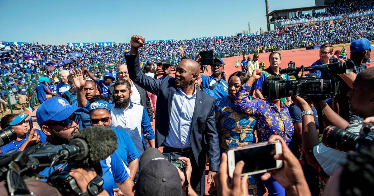 Danske partier hjælper politiske venner med ulandskroner - Jyllands-Posten