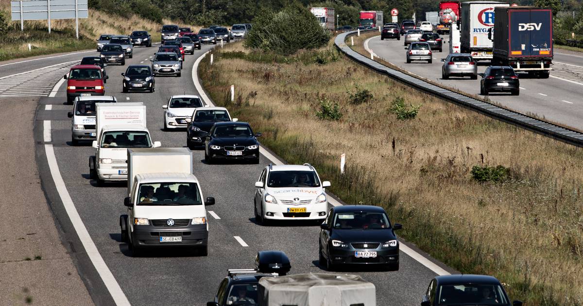 E45 helt spærret kort før Aarhus - Jyllands-Posten