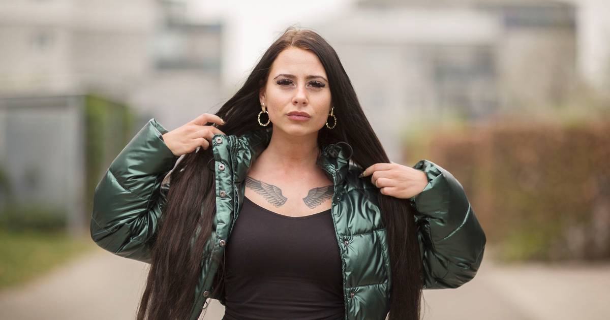 Efter en hård opvækst og et liv på gaden er rapperen Tessa klar til at ...