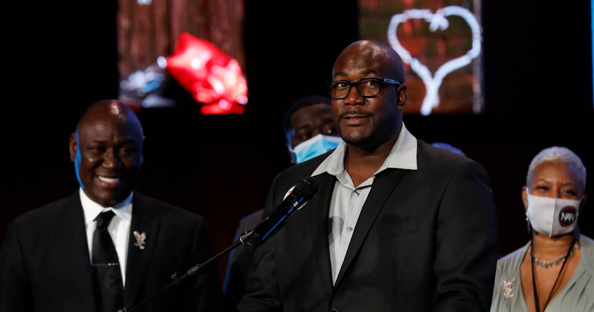 Præst ved ceremoni for Floyd: Tag knæet væk fra vores hals - Jyllands ...