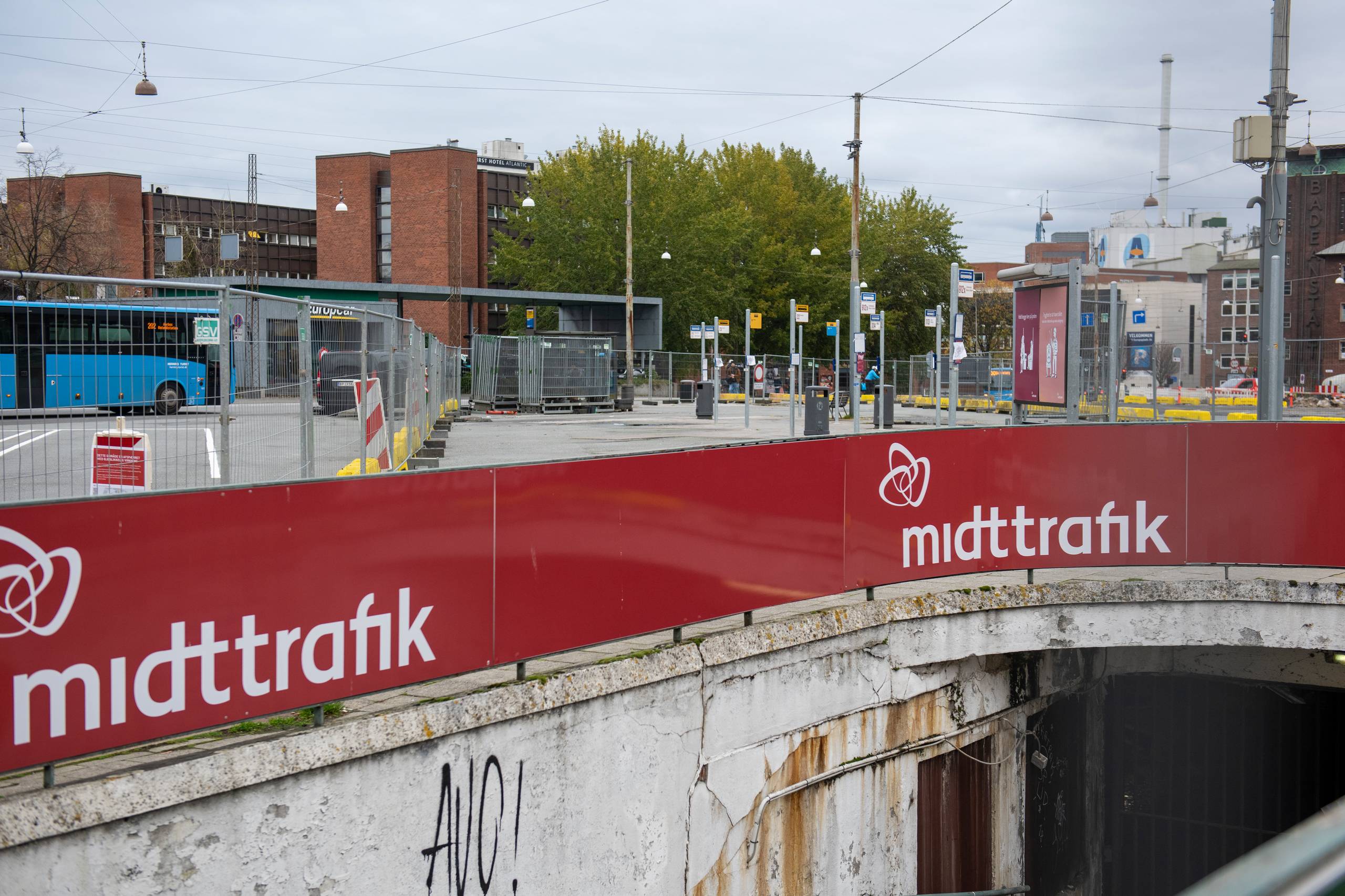 Hul under rutebilstationen vil koste kommunen 1 mio. kr. ekstra ...