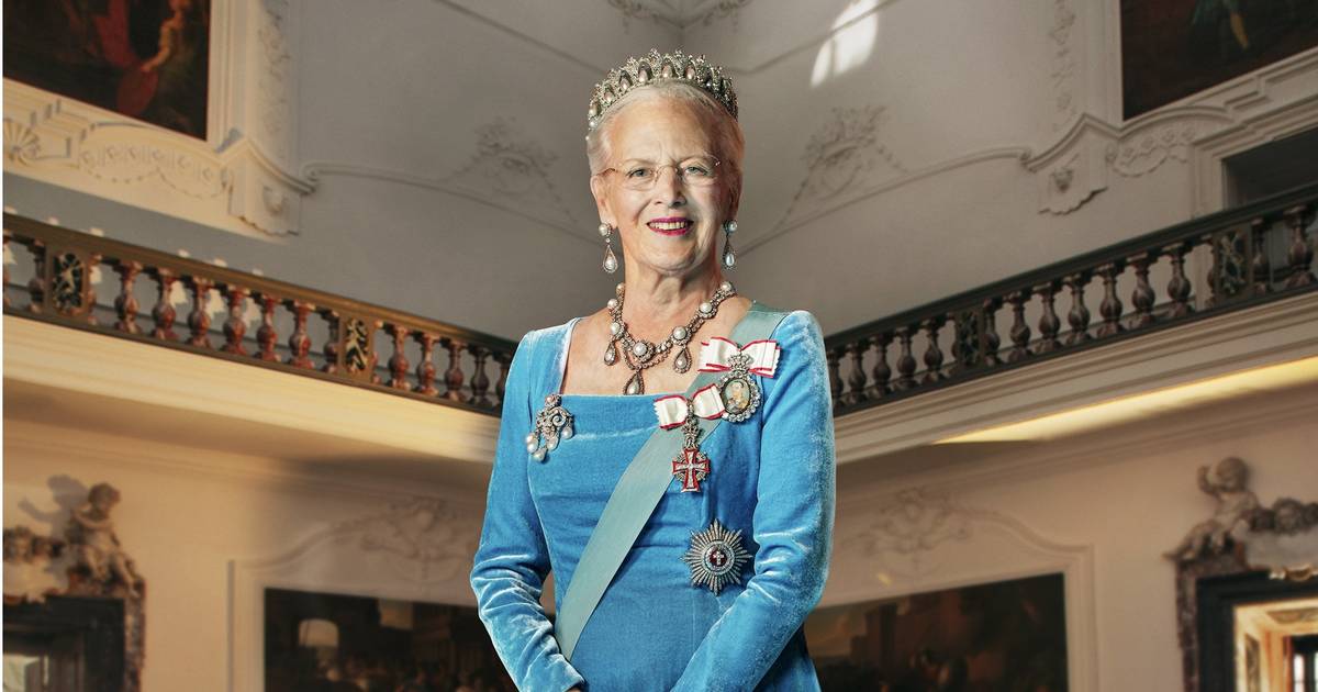 Kongehuset har afsløret nyt gallaportræt af dronningen - Jyllands-Posten