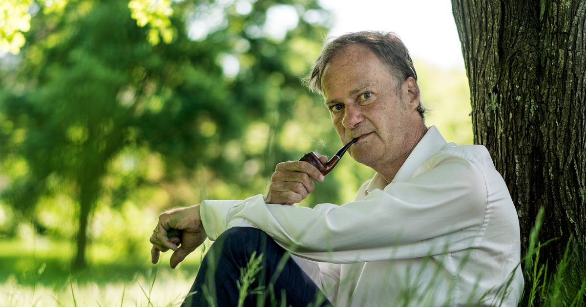 Knud Romer har travlt med at skrive, inden hans lys blæser ud