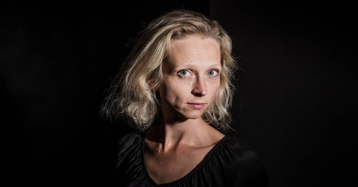 Mathilde Kimer går på arbejde i Rusland med hjelm og skudsikker vest ...