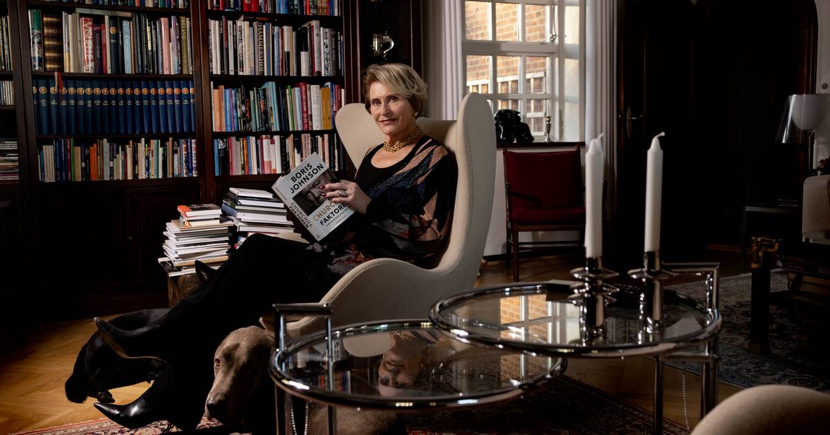 Indimellem kravler Karin Salling op ad væggene af frustration over alt ...