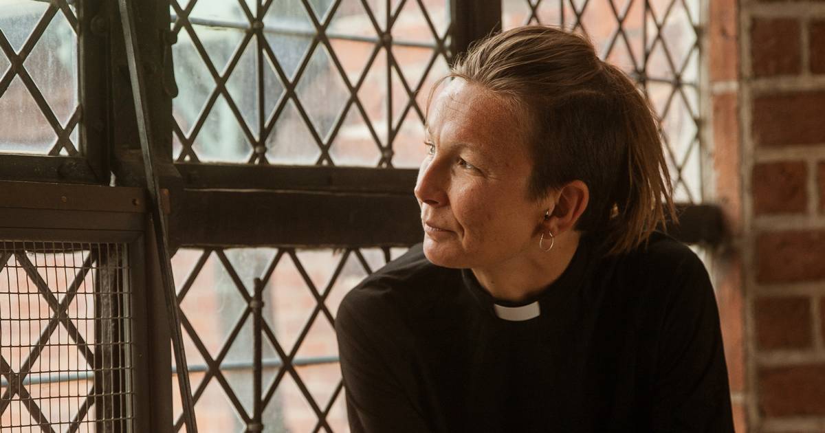 Sognepræst Sarah Krøger Ziethen tilbyder folk fra sognet samtaleture i ...