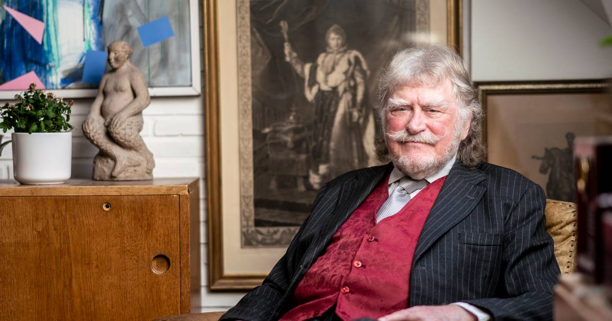 Redaktør Knud Meldgaard vækker opsigt på statsministerens pressemøder ...