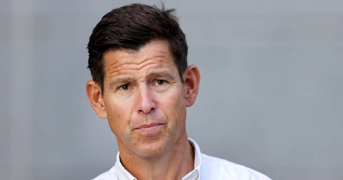 En fodbold, en glad smiley og tommel op