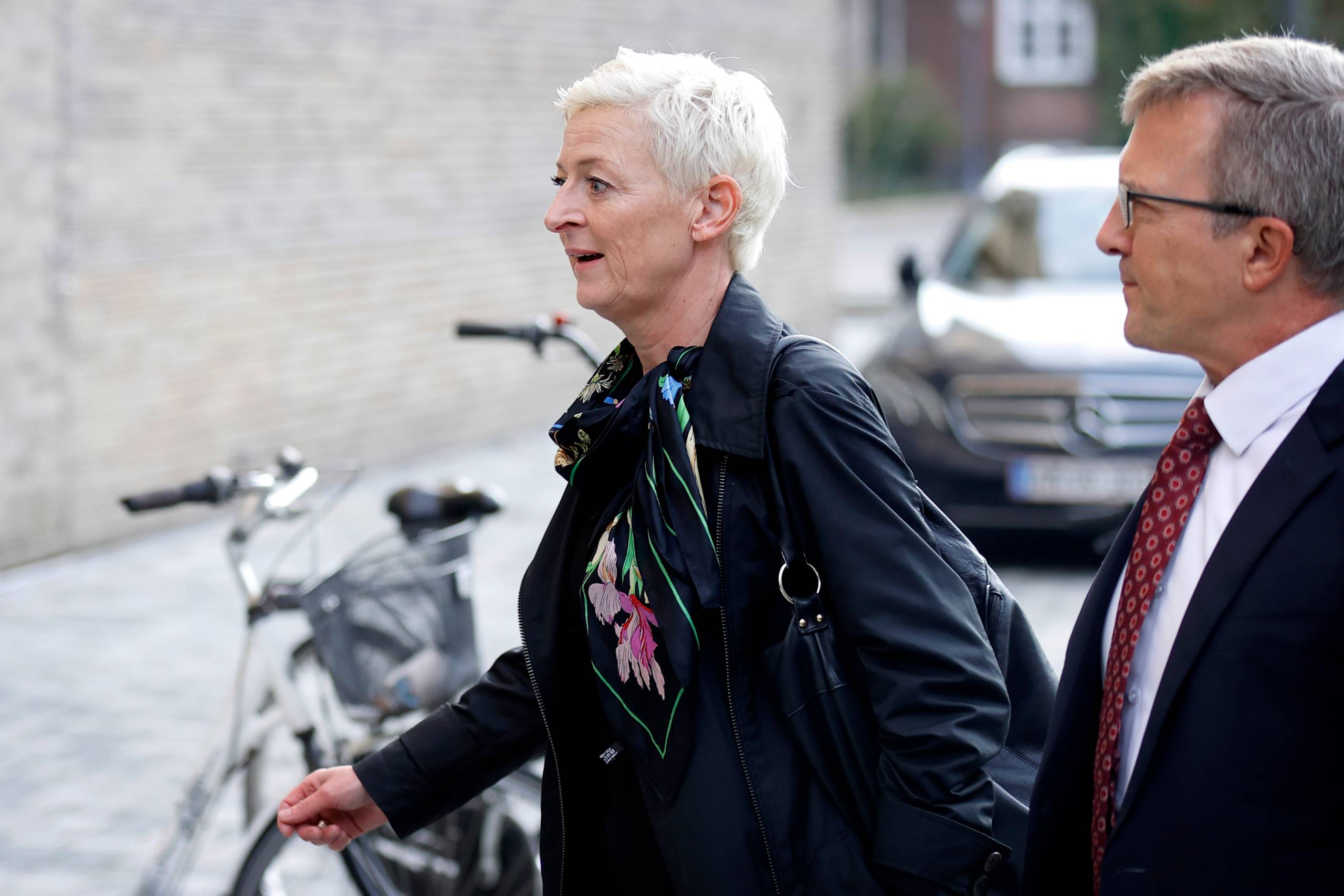 Hjemsendt afdelingschef afviser at stå med aben i instrukssag ...