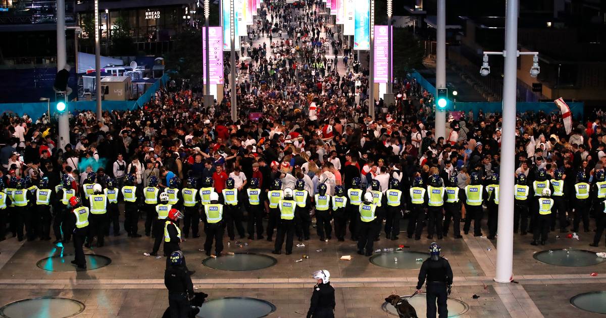 Uefa åbner disciplinærsag mod England efter EM-finale - Jyllands-Posten