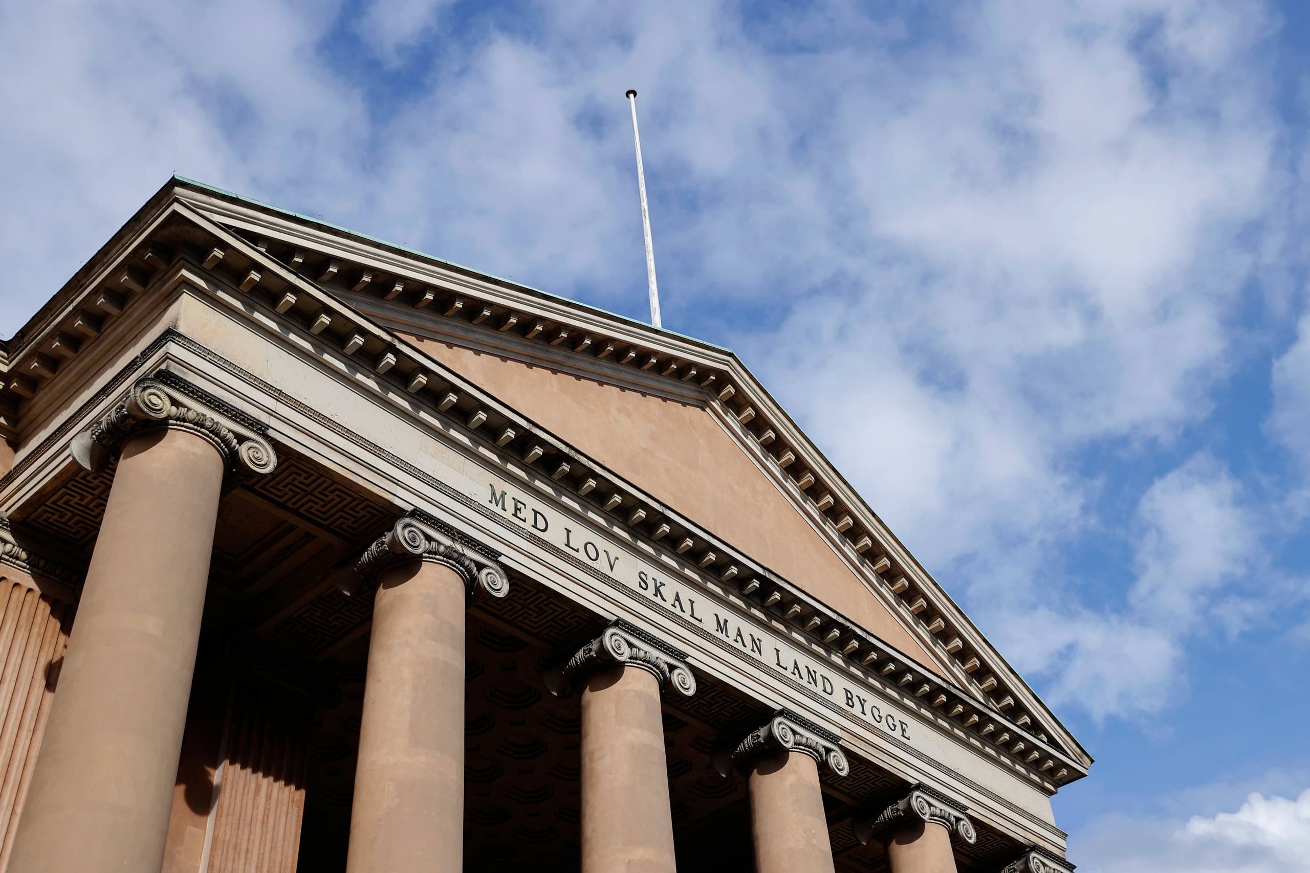 Filmmand kræves fængslet for voldtægt - Jyllands-Posten