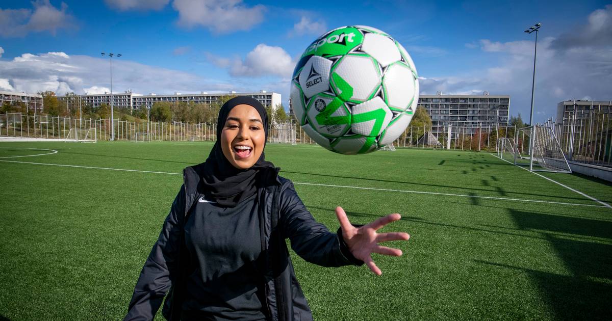 Nagin Ravand gjorde fodbold ved blokken til en aktivistisk kamp for ligestilling - Jyllands-Posten