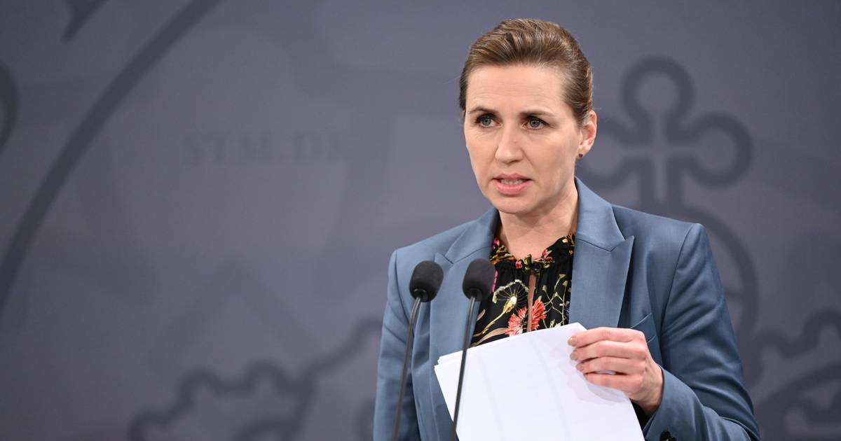 Mette Frederiksen opfordrer kraftigt til at tage imod det tredje stik ...