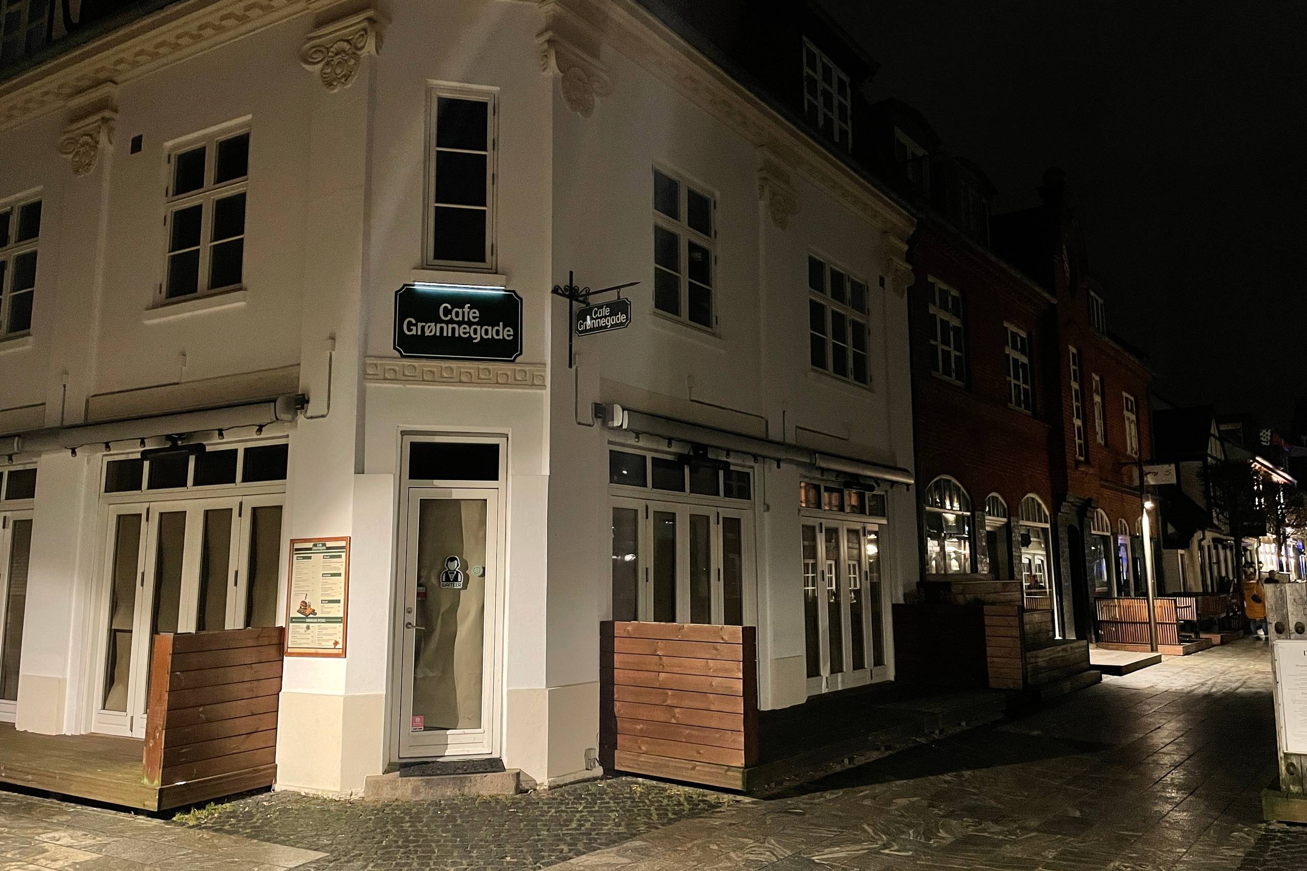 For en måned siden gik hans café konkurs: Nu overtager han en anden ...