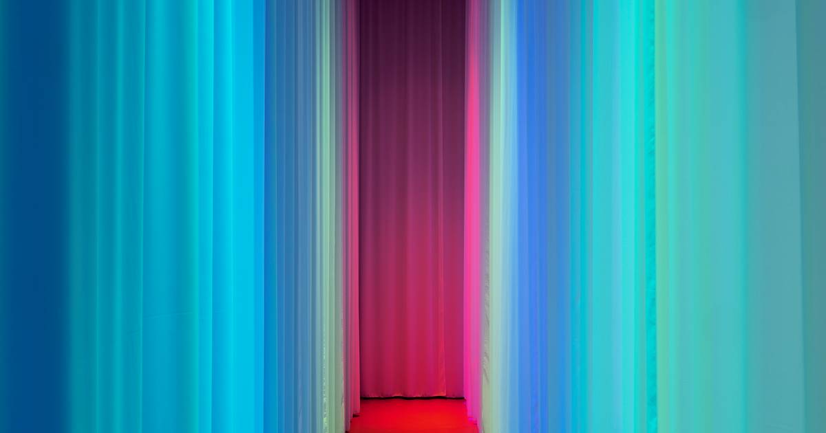 Viera Collaro bevæger sig fra bedagede neonrør til et rum af meditativ ...