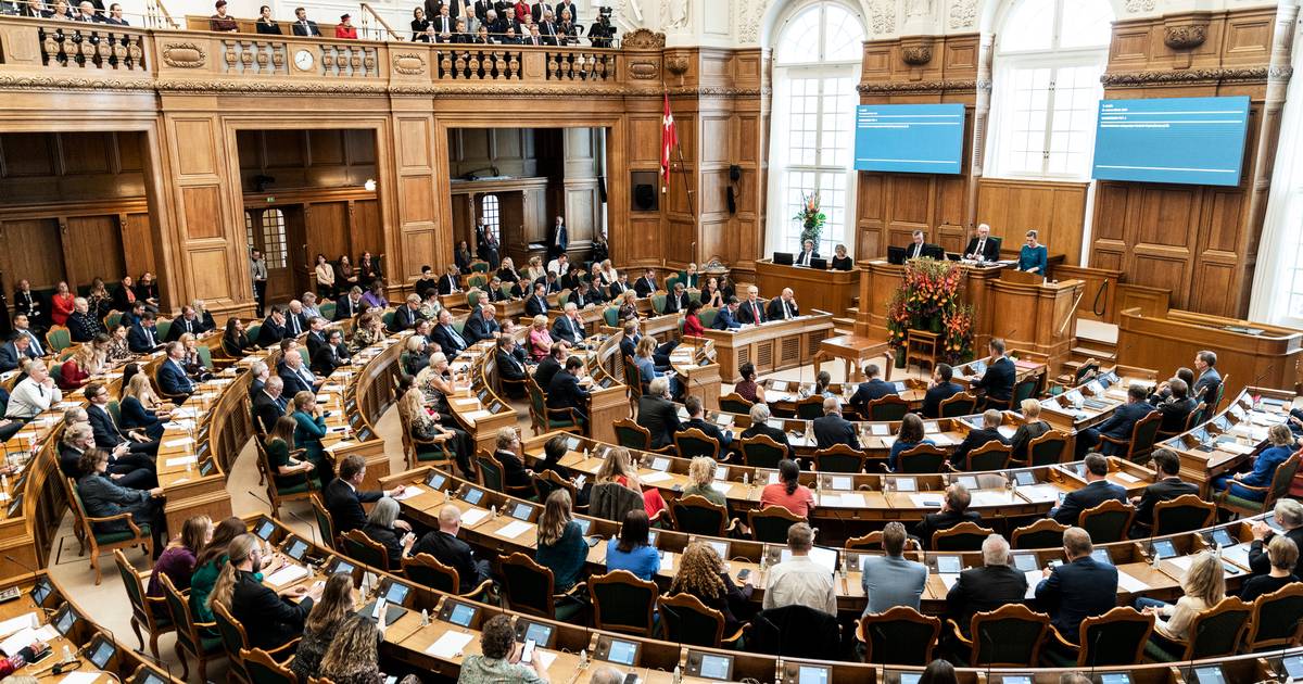 Det er politikernes egen skyld, at ingen interesserer sig for politik - Jyllands-Posten