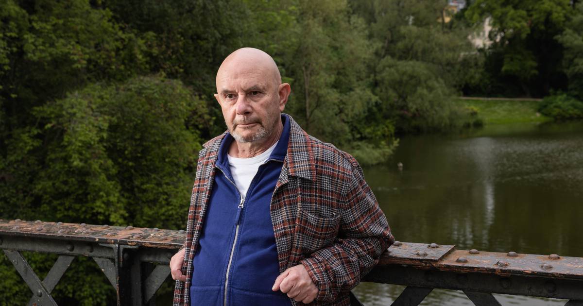 En ufaglært, sort mand på 21 år, som arbejder i en slagterbutik, og en ...