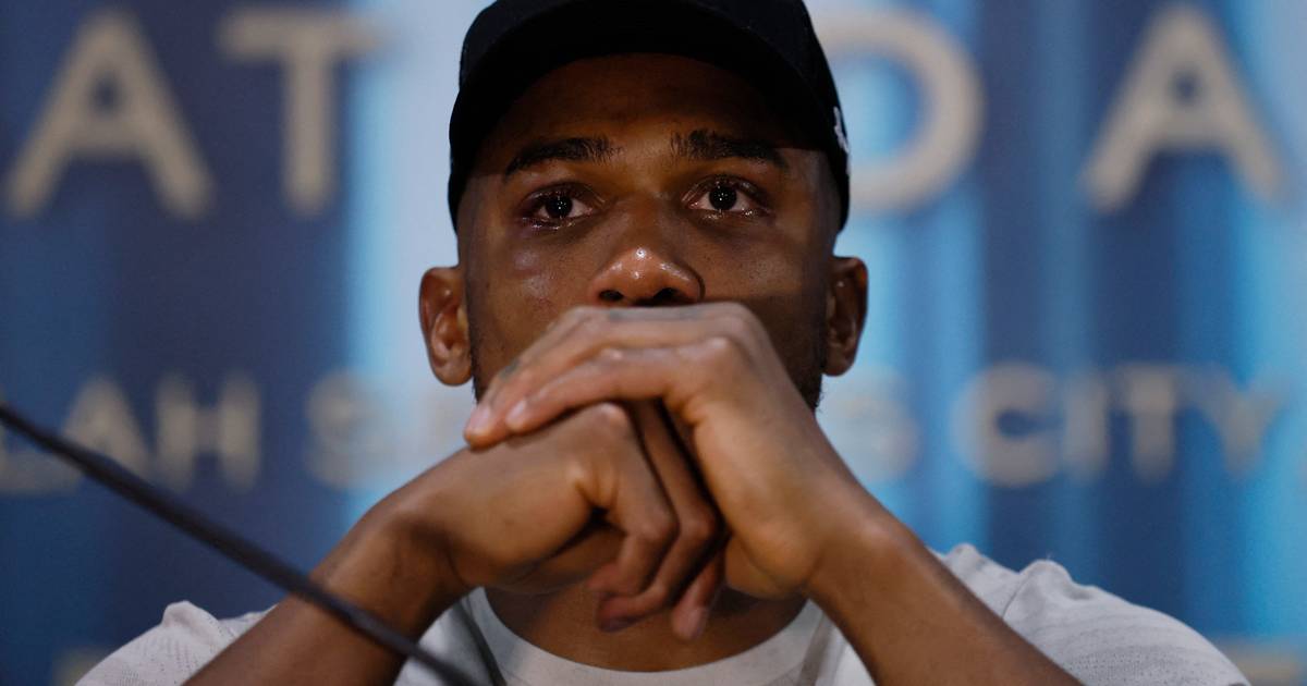 Vred Anthony Joshua smed bælter ud af ringen efter nederlag Vred Anthony Joshua smed bælter ud af ringen efter nederlag