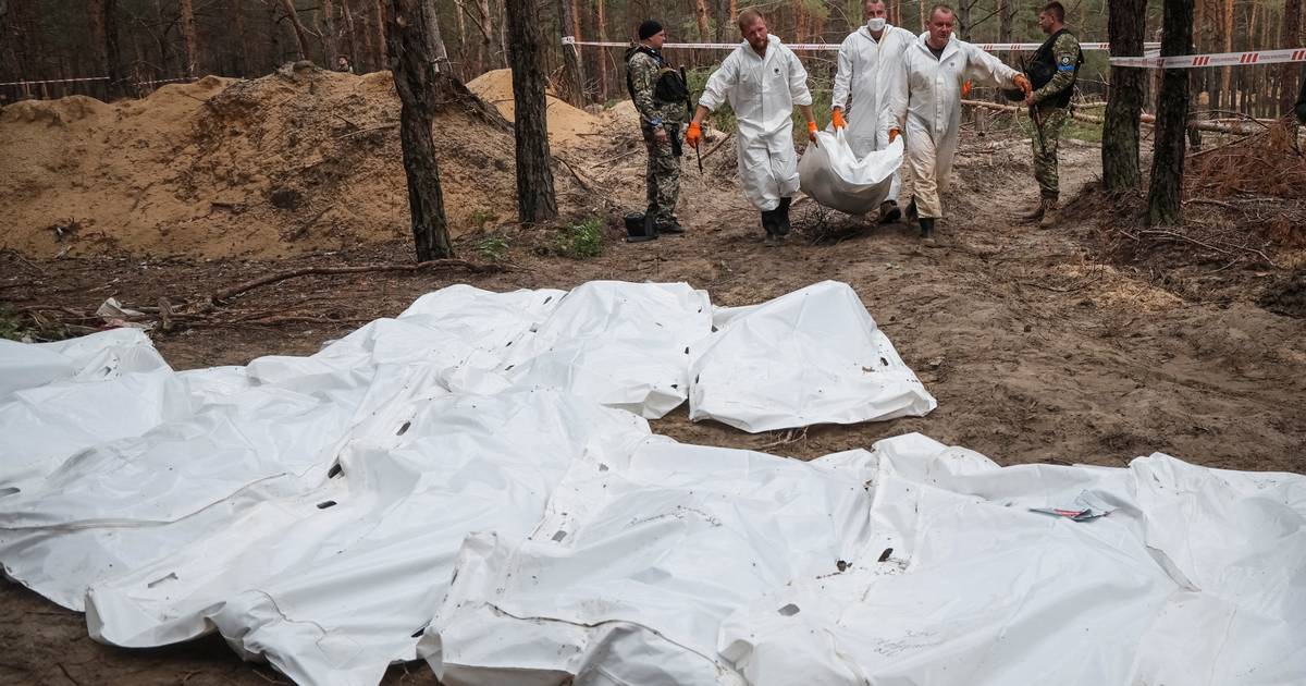 Lig i massegrave i Izjum fundet med hænderne bundet - Jyllands-Posten