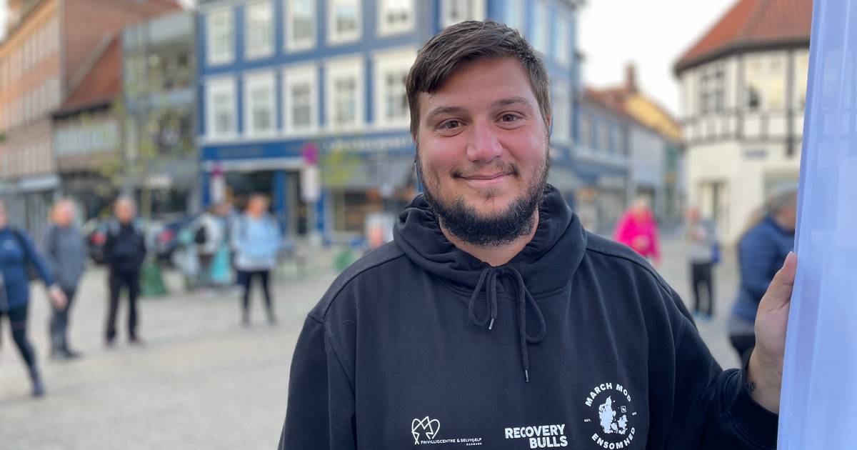 Som barn boede han hos en plejefamilie og på tre børnehjem: Nu lever ...