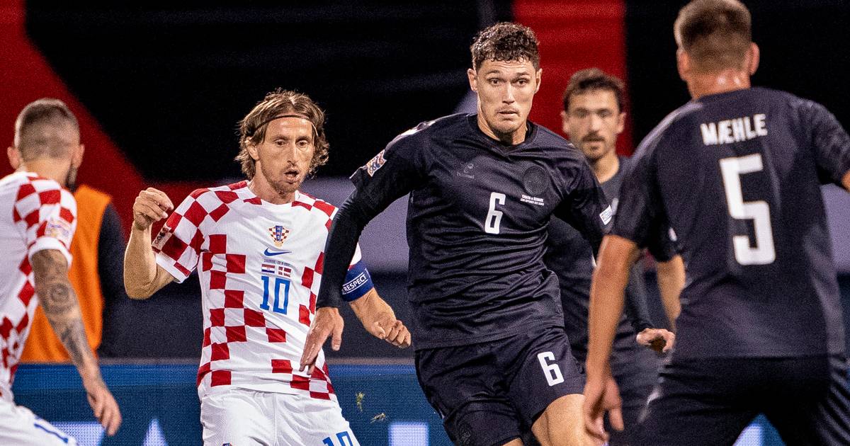 Landsholdets VM-trøjer er en kritik af forhold i Qatar - Jyllands-Posten