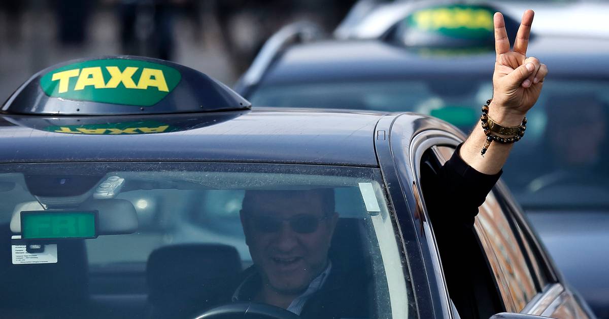 Først kørte han tæt på 250 kilometer i taxa. Så efterlod han ...