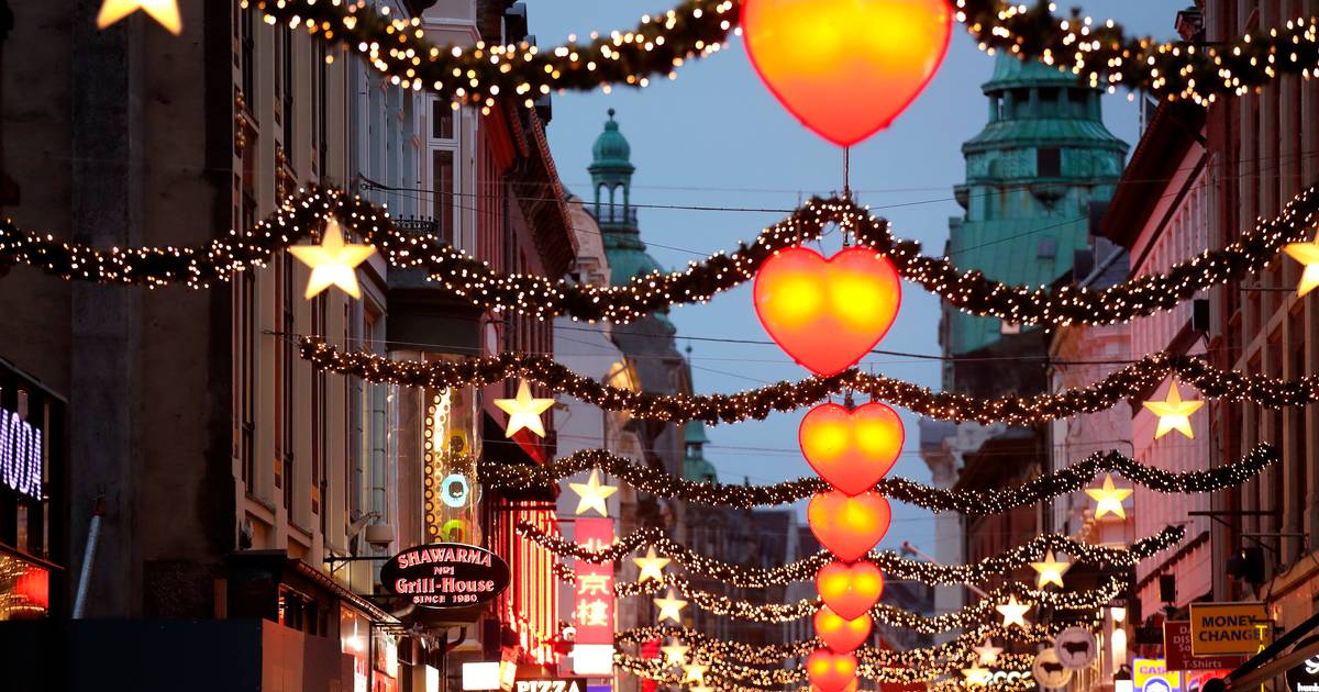 Julelys langs Strøget i København tændes trods energikrise - Finans