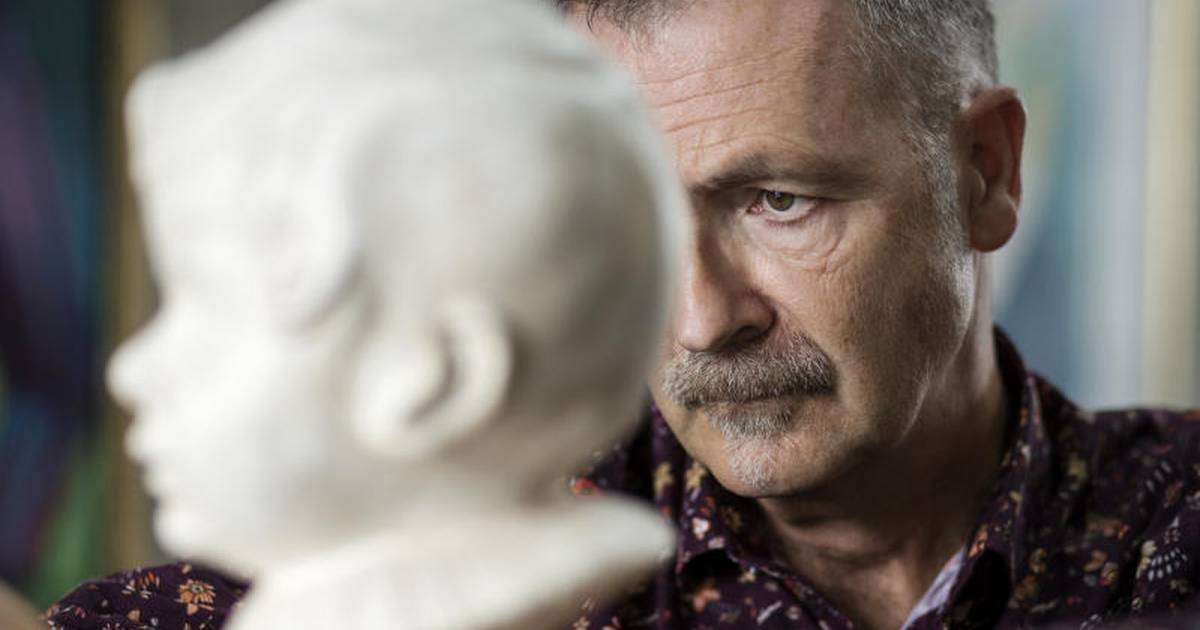 Mors dreng springer ud som en voksen mand, der tør se sandheden i ...