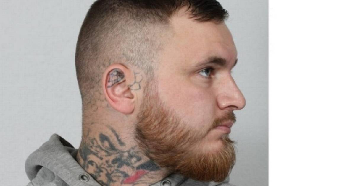 Mand med spindelvæv tatoveret på øret efterlyst for drabsforsøg ...