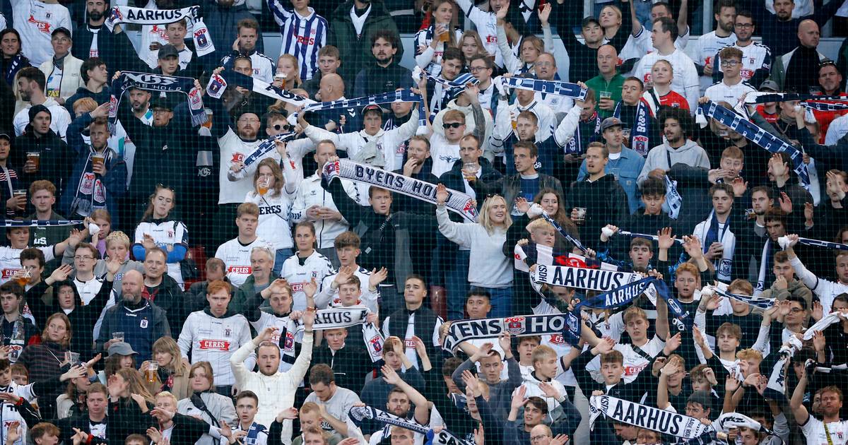 Tre tiltalt for røveri af trøje fra ung AaB-fan - Jyllands-Posten