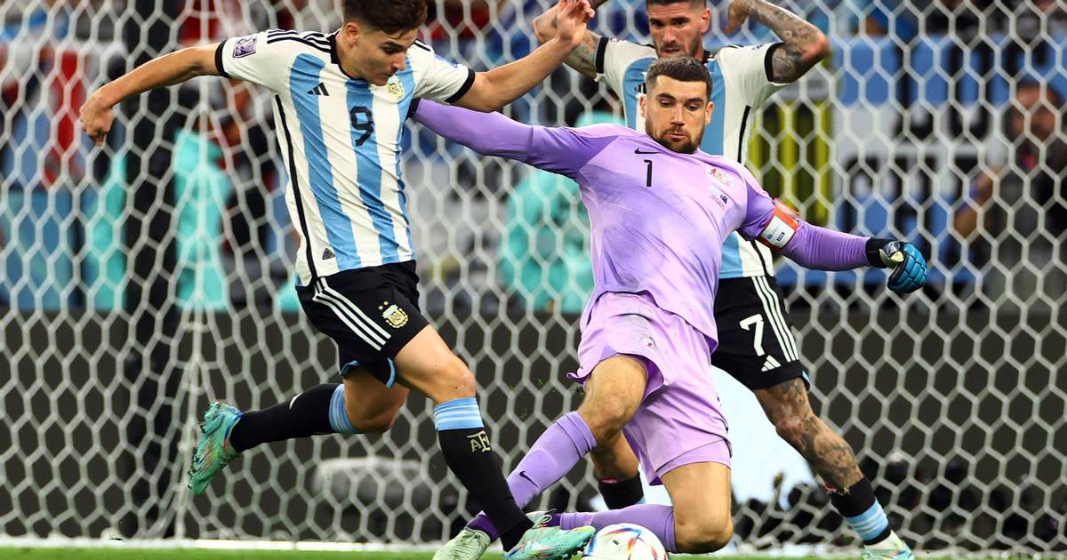 FCK-keeper stikker til rival efter stor fejl ved VM - Jyllands-Posten