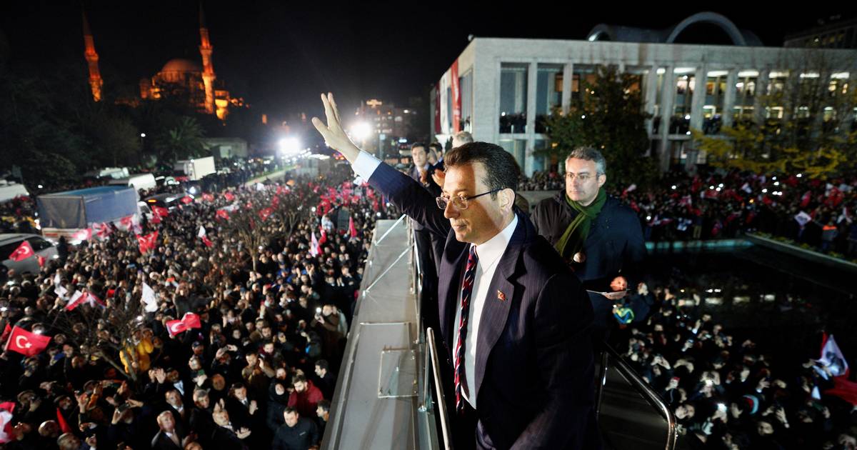 Istanbuls borgmester idømt fængsel for at kalde embedsmænd »fjolser ...