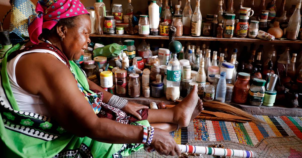 Heksedoktor i Lulekani: »Du har ikke brug for noget medicin herfra ...