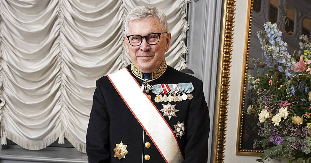 Kabinetssekretæren følger chefens eksempel - Jyllands-Posten