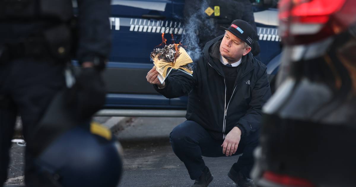 Rasmus Paludan fortsætter koranafbrænding i København - Jyllands-Posten