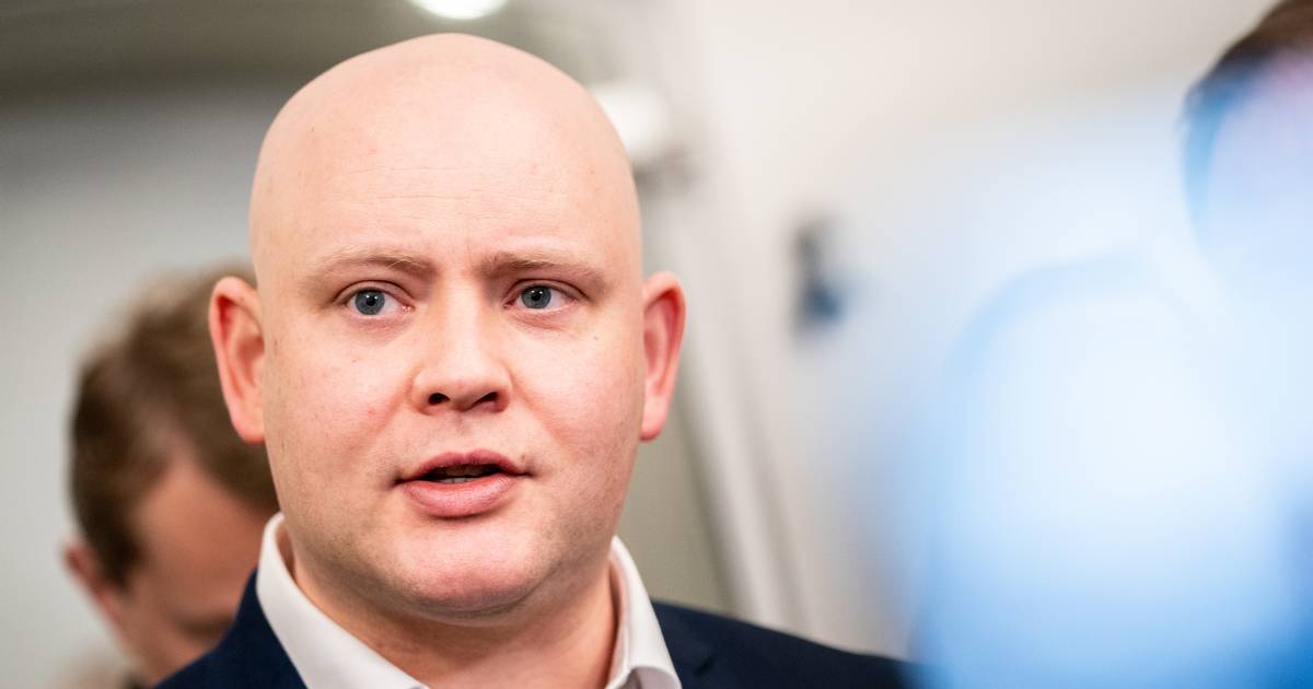 Kulturministeren anklagede teater for en politisk fyring af Jon ...