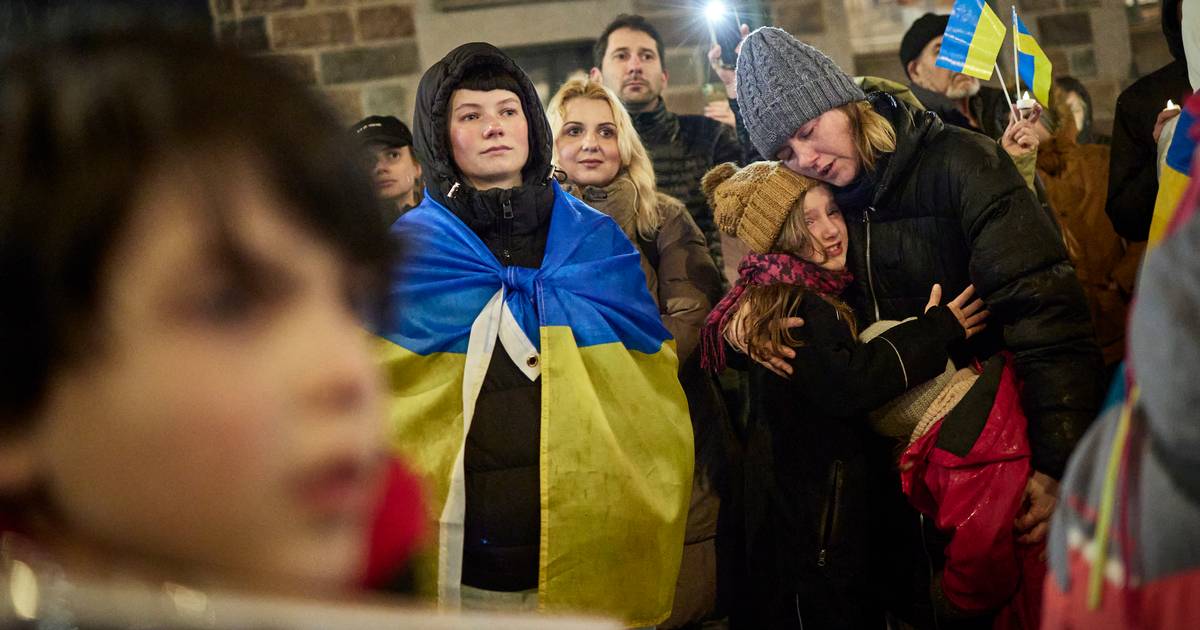 Følelsesladet stemning, da Aarhus markerede trist årsdag i blåt og gult
