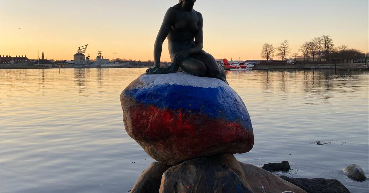 Den Lille Havfrue har fået malet russisk flag på sin sten - Jyllands-Posten