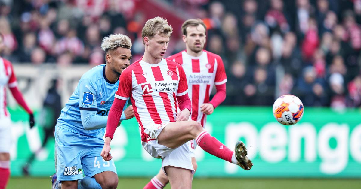 AaB-spillere betaler fansenes tur til vital udekamp - Jyllands-Posten
