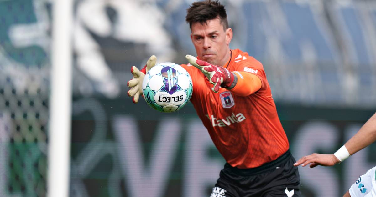 AGF-keeper kniber sig i armen efter historisk bedrift - Jyllands-Posten