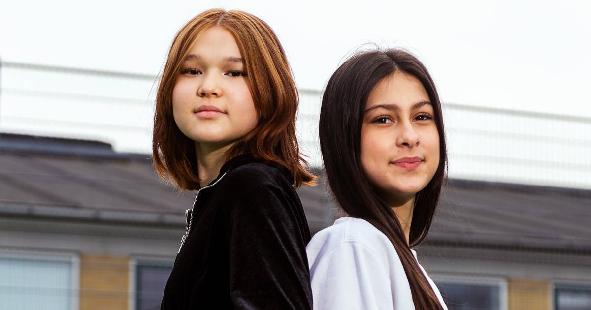 Zohra Amiri og Elena Salehi faster og spiller fodbold flere gange om ...