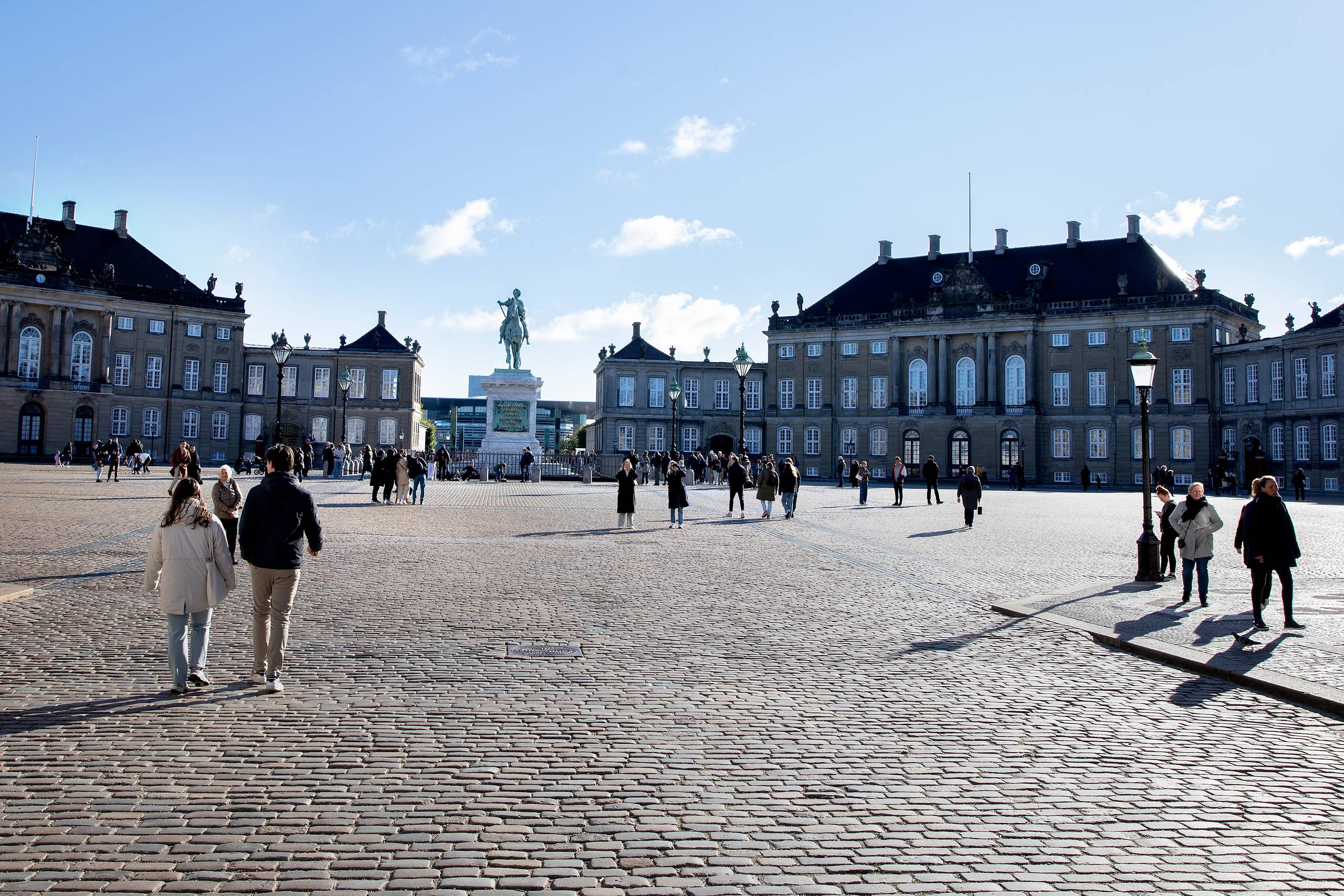 Amalienborgs palæer skal have nyt tag - ventes færdigt i 2027 ...